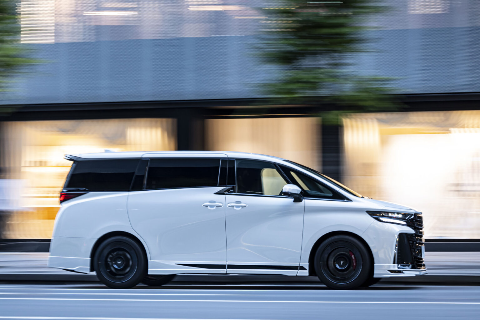 新型ヴェルファイア TOM'S パッケージ | TOM'S VELLFIRE